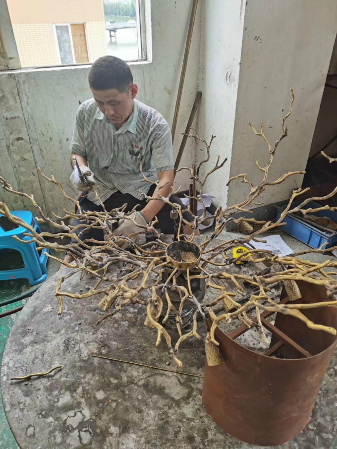 China Zhongshan Rong Fei Lighting Co., Ltd. factory production line